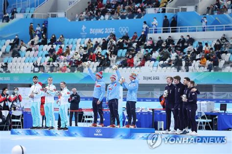 [올림픽] 스피드스케이팅 남자 팀 추월 플라워세레머니 연합뉴스