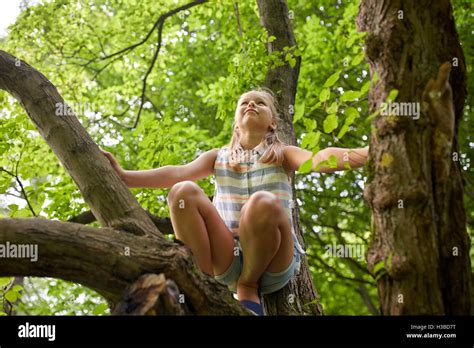 Babe Girls Climbing Trees