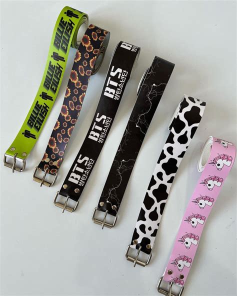 با این ۲۲ مدل کمربند طرح بی تی اس ؛ راهنمایی برای انتخاب بهترین طرح Bts