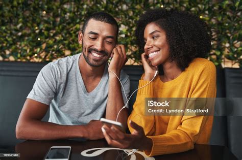 커플 함께 듣고 음악 에 카페 미소 음악에 대한 스톡 사진 및 기타 이미지 음악 듣기 헤드폰 Istock