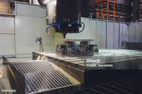 선반공장에서 Cnc 기계로 작업하는 작업자 남성 손 Cnc 장치에 대한 스톡 사진 및 기타 이미지 Cnc 장치 공장 산업 건물 금속 Istock