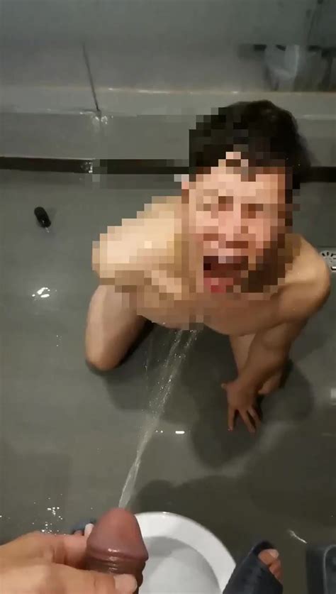 【失业已婚男百里寻黄金圣水】贱狗马桶喝完尿之后，冲昏了头脑，还要继续被尿淋，尝试舔马桶，踩踏头入厕，