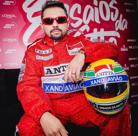 Xand Avião Agita Ensaios Da Anitta Em Sp Com Figurino Em Homenagem A Ayrton Senna E à Carreira