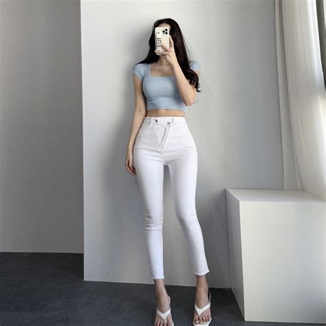 Yefit 예핏 화이트톤의 깔끔한 언발 하이웨스트 스키니 팬츠입니다 배꼽을 덮는 기장으로 기본