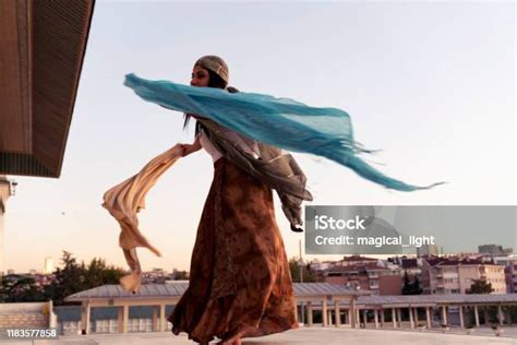 갈색 드레스를 입은 벨리 댄서 정장은 동양 동양 댄스를 춤 파란색과 빨간색 목도리 여자와 아름다운 이국적인 배 부족 댄서 신비한 문화 춤 동쪽에 대한 스톡 사진 및 기타