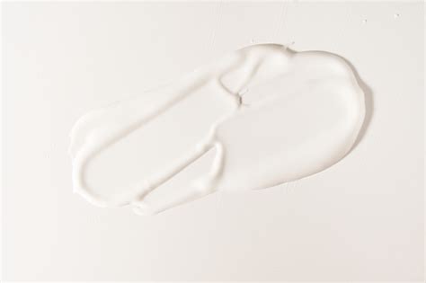 고립된 흰색 배경에 흰색 화장품 얼룩 광고와 포장을 위한 표본 하얀 얼굴 크림의 질감 복사 공간이 있는 화장품 스킨 케어 제품 고화질 사진 0명에 대한 스톡 사진 및 기타