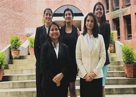 IIM Ahmedabad S Associate Professor Came In Defence Of Navya Naveli Nanda After Being Trolled