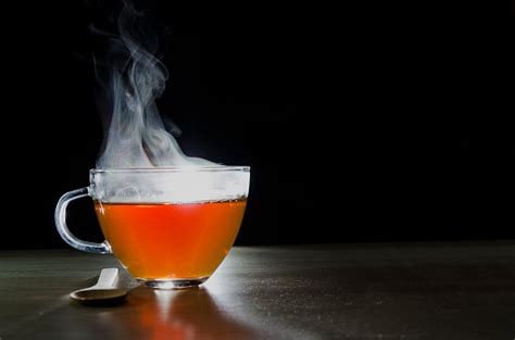 차 주입 유리 컵 텍스트를 작성하는 라벨이있는 검은 색 배경에 티에 대한 스톡 사진 및 기타 이미지 티 차 뜨거운 음료