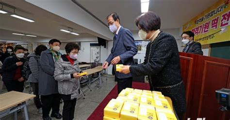 수능합격 기원떡 받은 만학도 수험생
