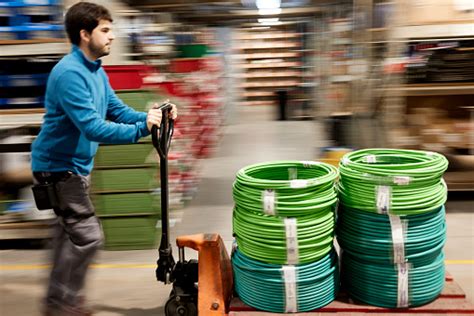 창고 작업자가 팔레트 잭으로 전기 케이블을 운송합니다 산업에 대한 스톡 사진 및 기타 이미지 산업 전력 케이블 창고 Istock