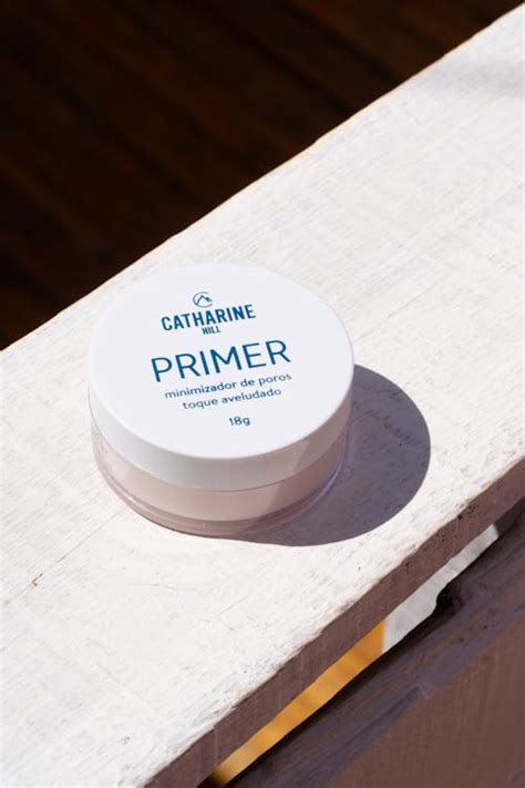 캐서린 힐 프라이머를 햇빛이 비치는 표면에 바르세요 · 무료 스톡 사진