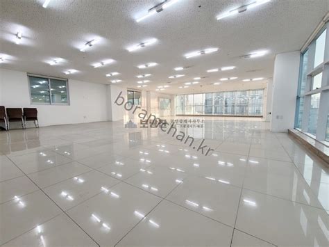 대로변 빌딩 내부 룸2 넓은 홀로 구성된 컨디션 최고의 인테리어 완비 집기사용 가능