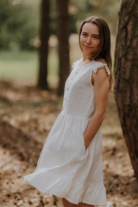 Balta Lina Kleita Sievietēm Aplūko Da Linden Piedāvājumu Dabīga