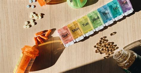 건강 건강 관리법 건강 유지 다채로운 마약 매일 복용하는 약 보충제 복약 준수 복용량 비타민 알약 보관 알약 상자 알약 주최자 약 약국 약리학