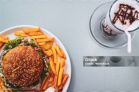 테이블 위에 햄버거 감자튀김 음료가 있는 패스트푸드 식사의 평면도 접시에 대한 스톡 사진 및 기타 이미지 접시 햄버거 류 0명 Istock