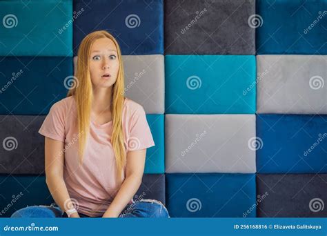 Emociones Diferentes Feliz Triste Sorprendido Y Complacido Concepto