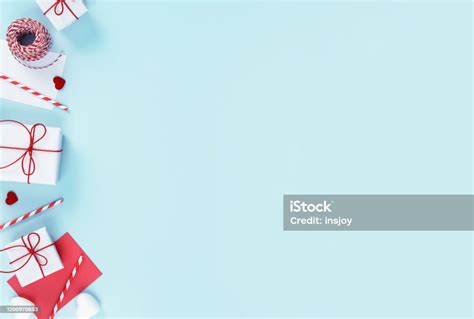 발렌타인 데이 어머니의 날 예술 디자인 개념 프로모션 파스텔 빛 파란색 색상 배경 평면 평신도 상단보기에 고립 된 빨간색 흰색 포장 선물 상자 0명에 대한 스톡 사진 및