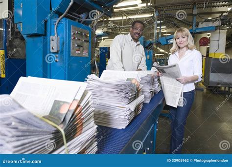 Betreiber Die In Der Zeitungs Fabrik Arbeiten Stockfoto Bild Von Maschinerie Beweis 33905962