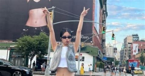 제니 뉴욕 시내에 걸린 속옷 광고판 앞에서 인증샷 자랑스러워