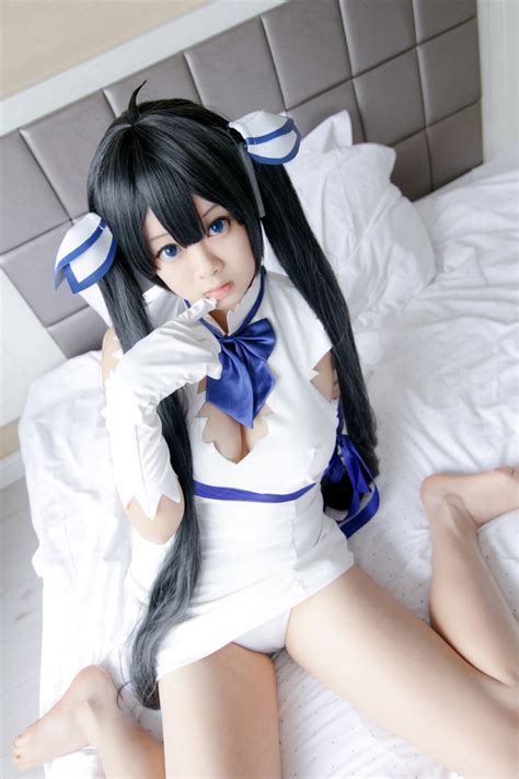 Tantalizing Hestia Cosplay Busts Out Sankaku Complex