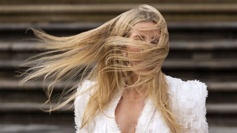 Девушка волосы на ветру 78 фото