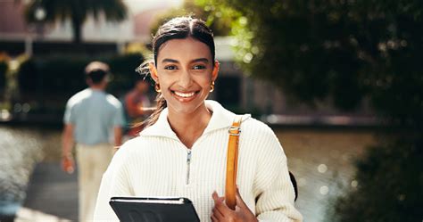 초상화 자신감 및 여성을 위한 교육 미소 및 장학금 대학 및 야외와 함께 캠퍼스 자부심이 강하고 지식이 있는 인도인 대학 기회에 대한 행복 20 24세에 대한 스톡 사진 및