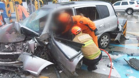 전국 승용차 고속도로 요금소 안전대 충돌5명 중경상 Ytn