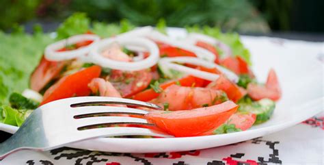 육즙이 많은 토마토 양상추 오이 붉은 양파 아루굴라 딜 신선한 파슬리를 곁들인 샐러드 수제 음식 기호 이미지입니다 맛있고 건강한 채식주의 음식의 개념 위쪽 뷰 및 측면