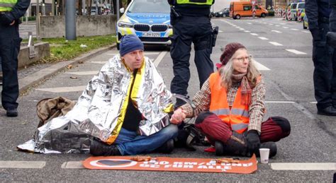 Darf Man Klimaaktivisten Selbst Von Der Straße Ziehen Ein Faktencheck