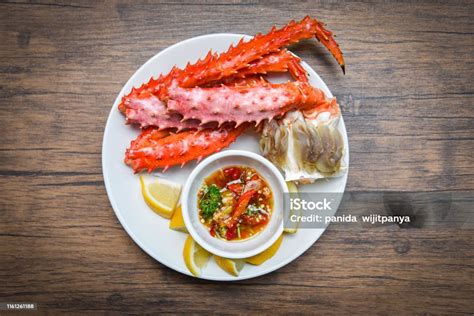알래스카 킹 크랩 다리 흰 접시에 레몬 소스와 해산물 요리 붉은 게 홋카이도 갈고리 발톱에 대한 스톡 사진 및 기타 이미지 갈고리 발톱 갑각류 게 Istock