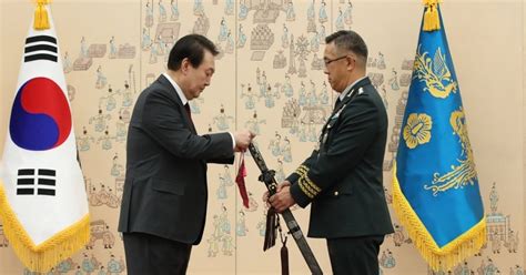 황유성 국군방첩사령관 삼정검에 수치 달아주는 윤 대통령