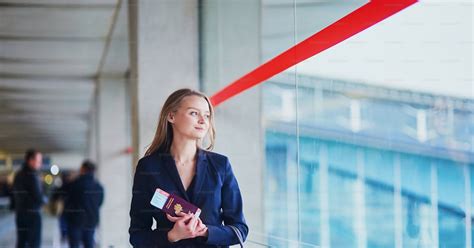 국제 공항 터미널에서 창문을 통해 수하물을 들고 비행기를 기다리는 젊은 우아한 비즈니스 여성 사진 Unsplash의 여행하다 이미지