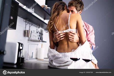 Hermosa Pareja Apasionada Está Teniendo Sexo Cocina fotografía de stock nd