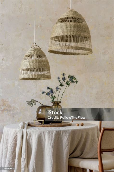 다이너 테이블 디자인 의자 등나무 펜던트 램프 아름다운 접시 말린 꽃다발 우아한 장식이 있는 세련되고 우아한 식당 인테리어 공간을 복사합니다 템플릿 등나무 세공에 대한 스톡