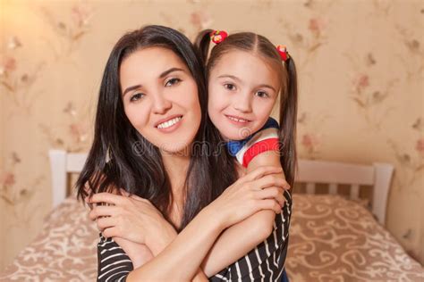 A Mãe Bateu Seu Ldaughter Com Correia Imagem De Stock Imagem De