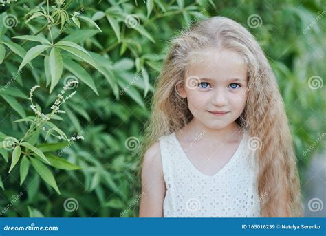 Sluit Het Portret Van Een Mooi Meisje Met Blond Lang Haar En Grote