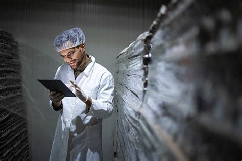 태블릿 컴퓨터를 들고 식품 냉장 보관재고를 확인하는 헤어넷과 위생 장갑을 가진 공장 작업자 검사 보기에 대한 스톡 사진 및 기타 이미지 Istock