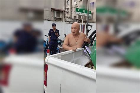 你大爷还是你大爷,你抓我的狗 我没收你的工具大爷工具 你大爷还是你大爷,你抓我的狗 我没收你的工具大爷工具