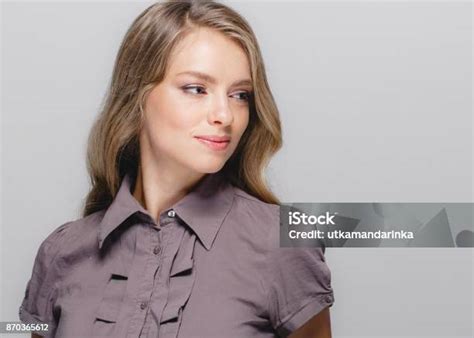 길고 빛나는 물결 모양의 머리와 금발 여자 소녀 어두운 배경 위에 곱슬 헤어스타일으로 아름 다운 모델입니다 갈색에 대한 스톡 사진 및 기타 이미지 Istock