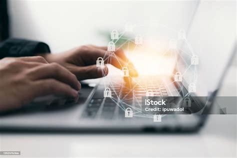 보안 시스템 키보드에서 남성 손 입력 측면에서 비즈니스 기술 인터넷 및 네트워킹은 이 문서에서 설명하는 모든 개념입니다 암호화에 대한 스톡 사진 및 기타 이미지 Istock