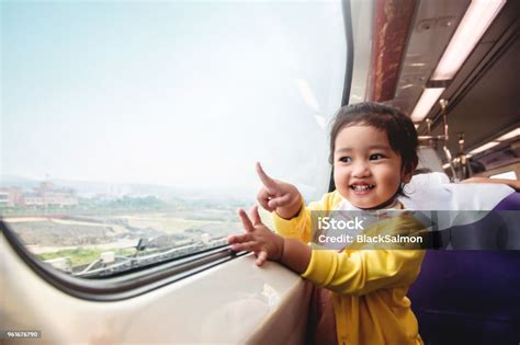 행복 하 고 흥분 아이 기차로 여행입니다 외부 보기 넓은 유리 창 근처에 앉아 미소를 그녀의 손에 가리키는 2 년 늙은 여자는