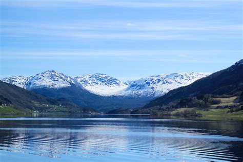 유토이미지 북유럽 노르웨이 대자연 풍경 거울 같이 맑은 호수