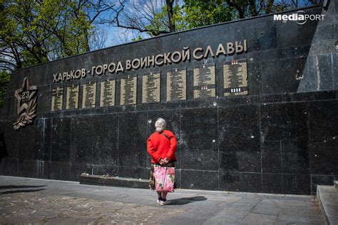 Понівечений російськими артобстрілами Меморіал Слави у Харкові фото Mediaport