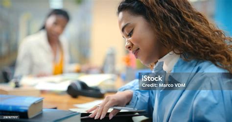 연구 학위 교육 및 프로젝트 논문을 위해 도서관에서 여성과 함께 읽기 공부 및 대학 대학생 장학금 학교 및 학습을위한 사람과의 지식 및 메모 20 24세에 대한 스톡 사진