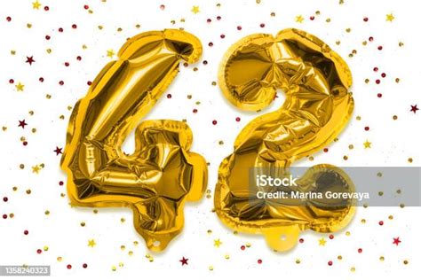 황금 호일로 만든 풍선의 수 여러 가지 빛깔의 스팽글흰색 배경에 숫자 40 두 0명에 대한 스톡 사진 및 기타 이미지 0명 개체 그룹 공기 주입 Istock