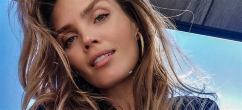 Kim Feenstra Deelt Heel Pikante Reeks Fotos In Hotelkamer Man Man