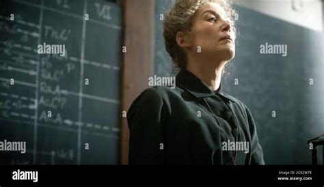 Radioactive Rosamund Pike As Marie Curie 2019 © Amazon Courtesy Everett Collection Stock