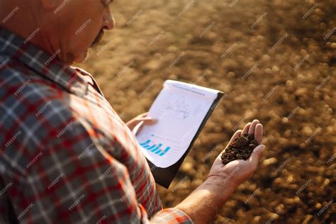 Premium Photo Farmer Is Checking Soil Quality Before Sowing
