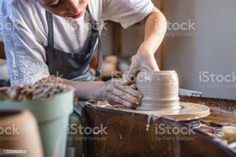화병을 만드는 포터의 바퀴에서 일하는 포터 워크숍에서 주전자를 만드는 손으로 점토를 형성하는 젊은 여성 공예에 대한 스톡 사진 및 기타 이미지 Istock