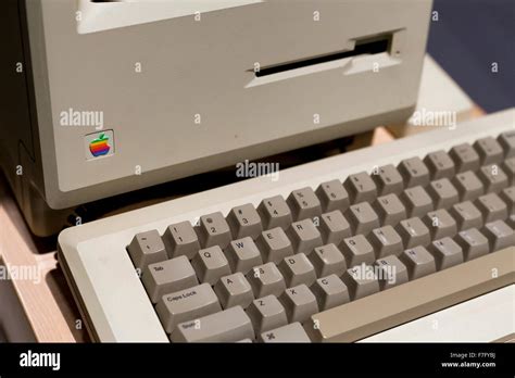 Apple Macintosh Personalcomputer Fotos Und Bildmaterial In Hoher